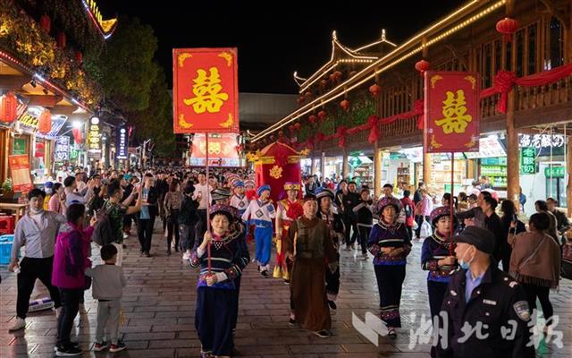 恩施女儿城：民俗表演迎“五一”--湖北省文化和旅游厅